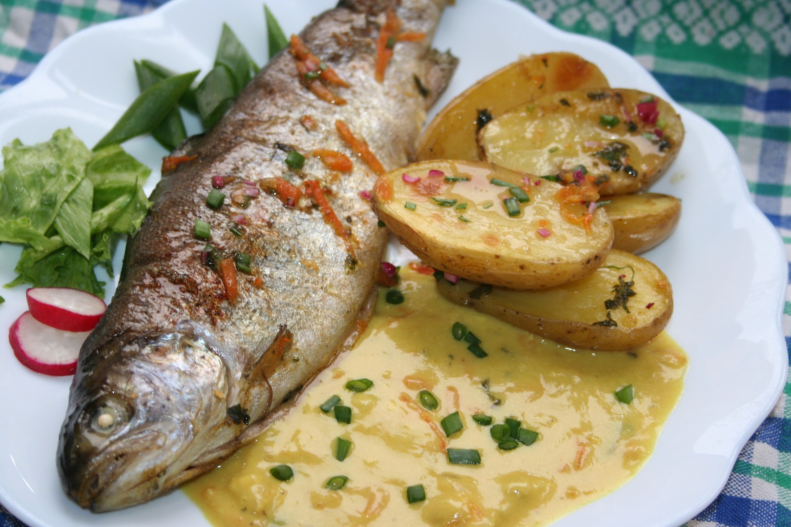 Pečený pstruh se žloutkovo-zeleninovou omáčkou recept - TopRecepty.cz