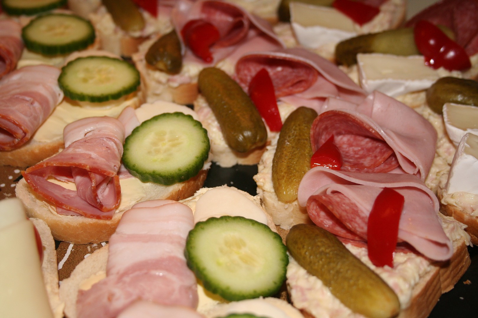 Pomazánka na obložené chlebíčky z vařených brambor recept - TopRecepty.cz