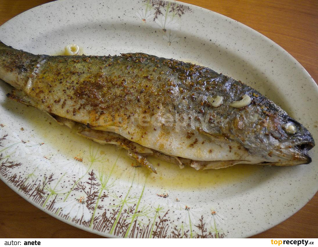 Grilovaný pstruh na másle a česneku recept - TopRecepty.cz