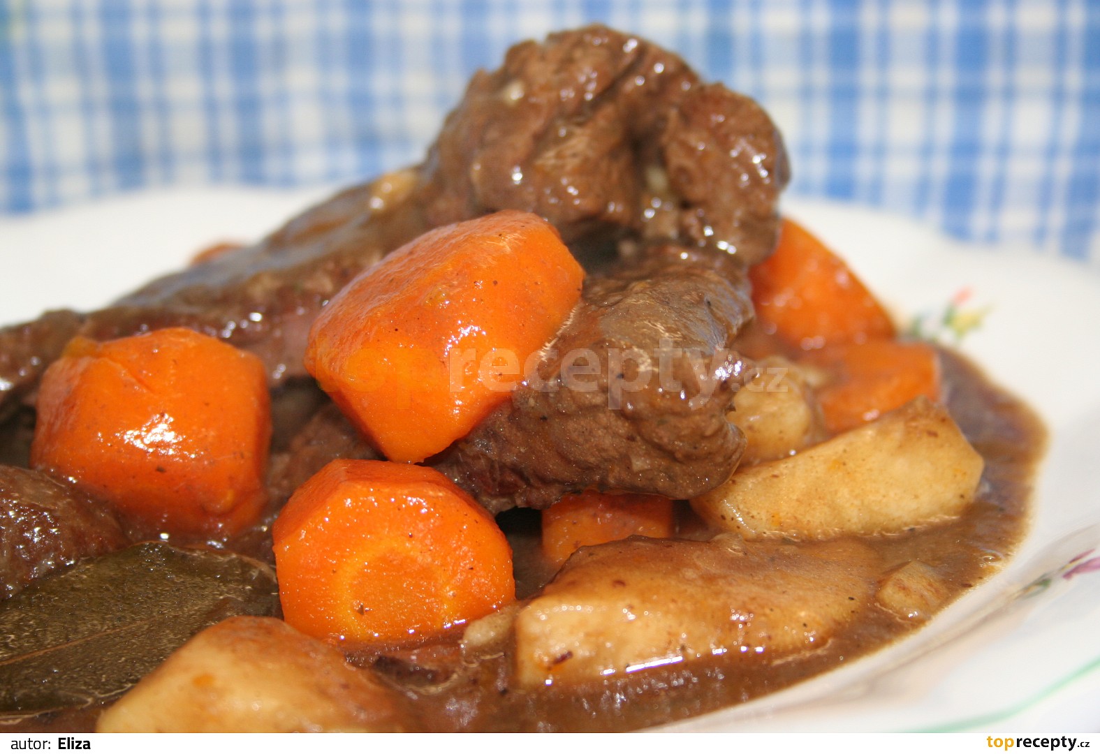 Hovězí maso na špeku a kořenové zelenině recept - TopRecepty.cz