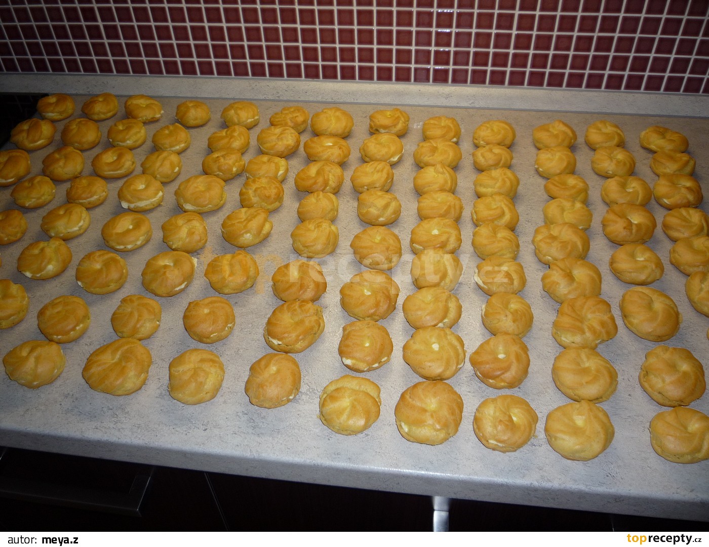 Jednoduché věnečky z odpalovaného těsta recept - TopRecepty.cz