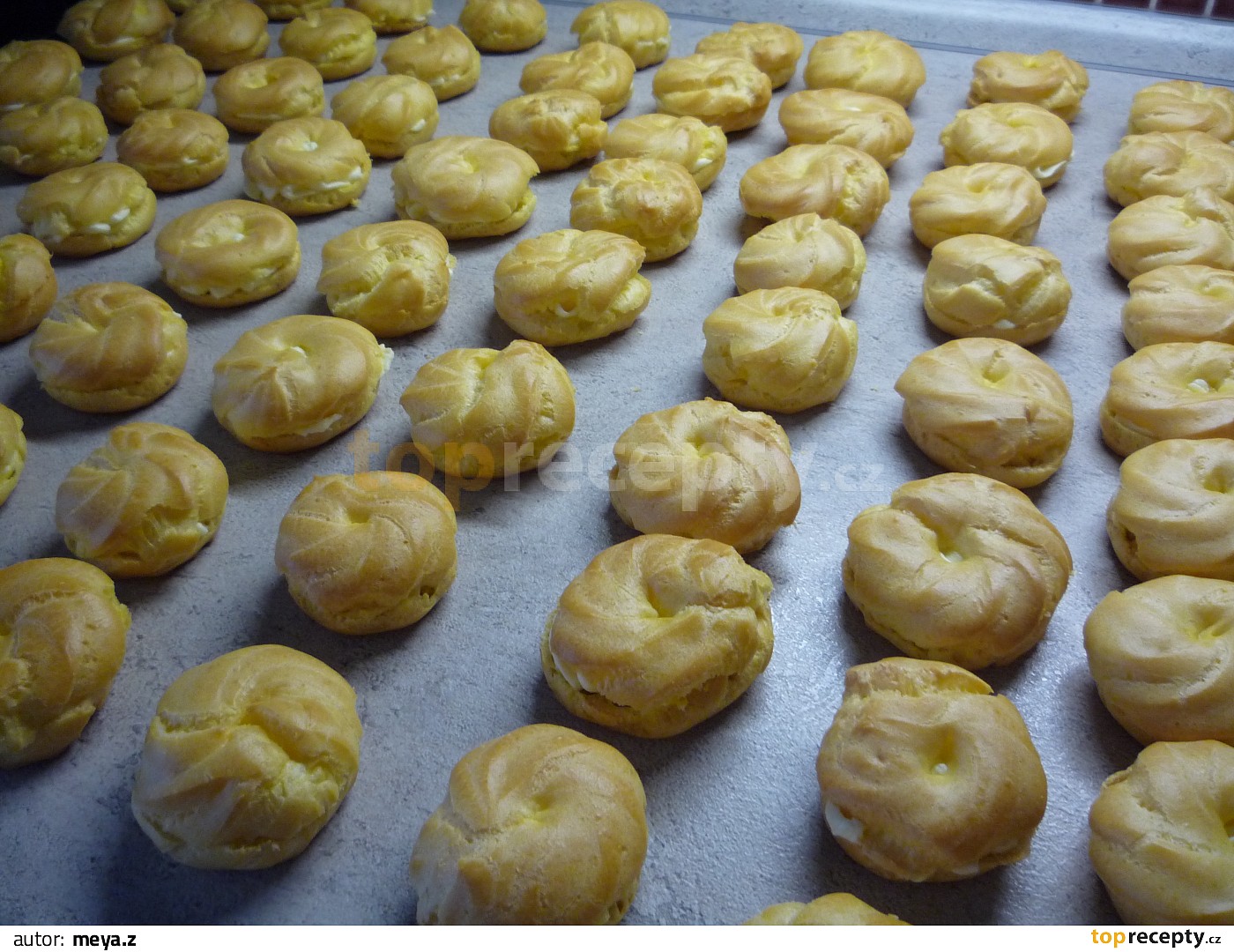 Jednoduché věnečky z odpalovaného těsta recept - TopRecepty.cz