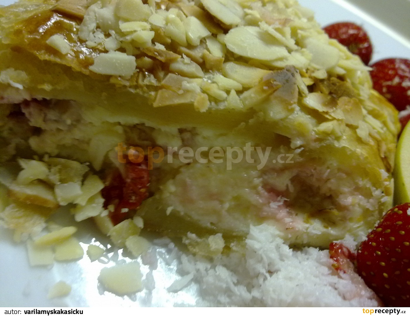 Lehký tvarohový závin s letním ovocem recept - TopRecepty.cz