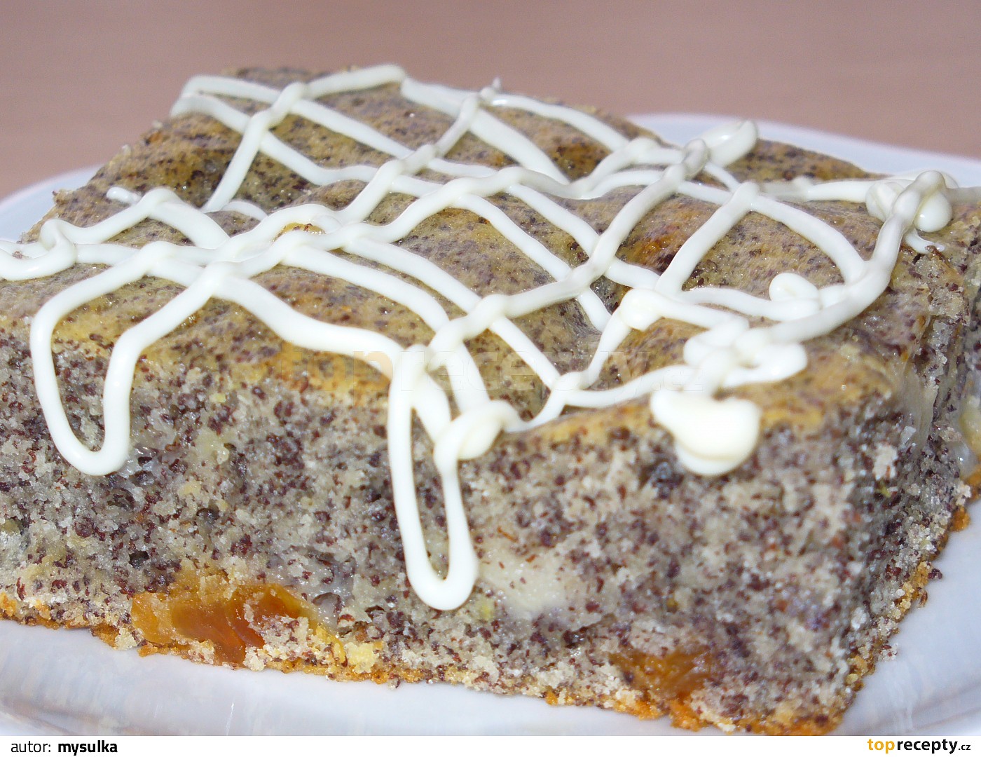 Makovec s jablky a rozinkami recept - TopRecepty.cz