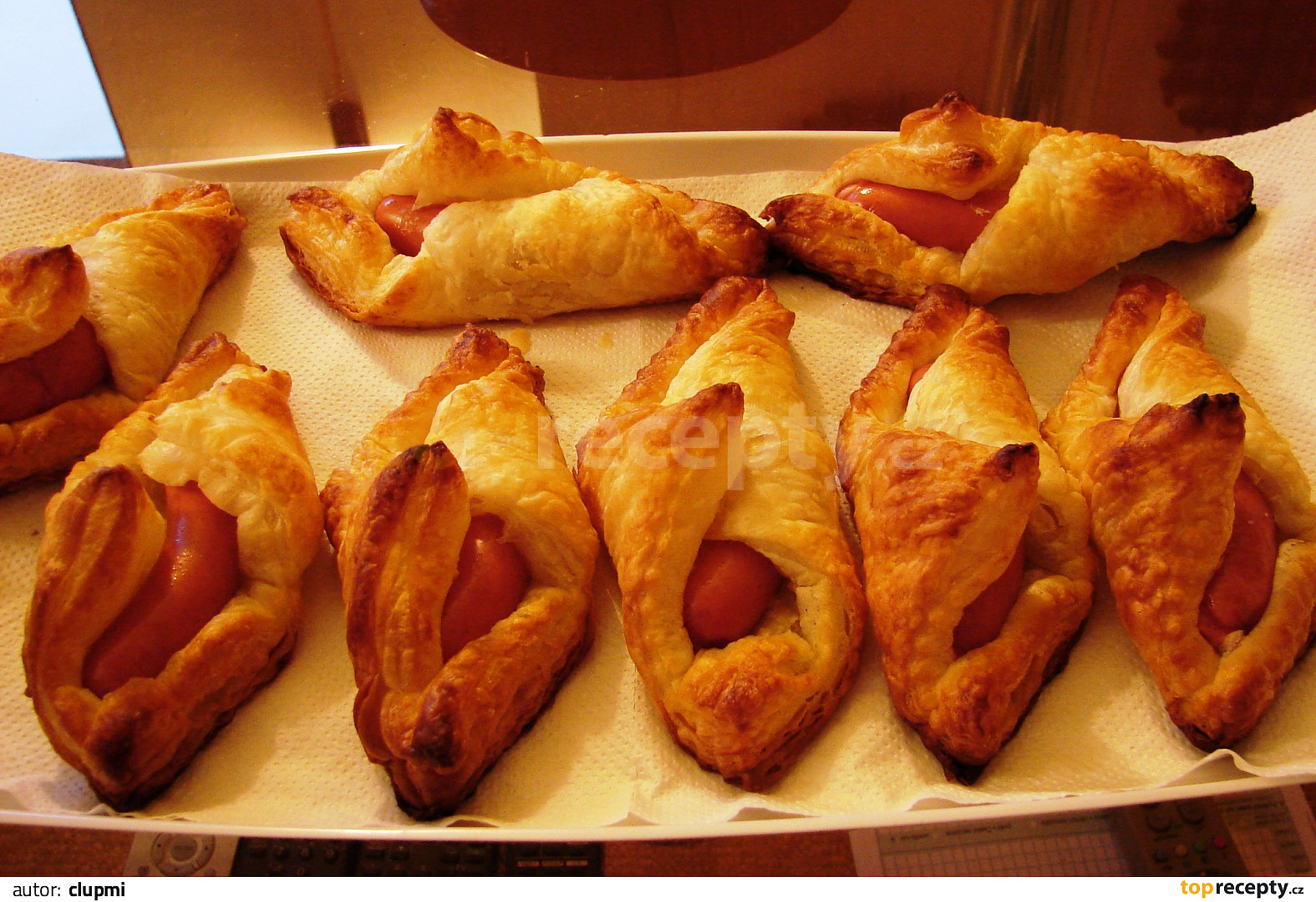 Párek v listovém těstě recept - TopRecepty.cz