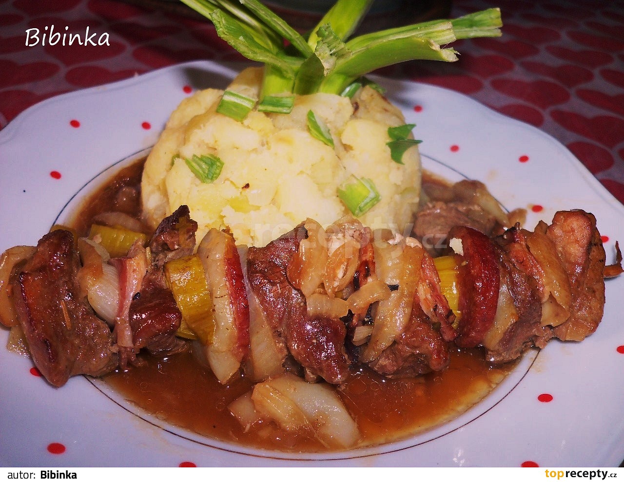 Pečené maso na jehle s delikatesní šťávou recept - TopRecepty.cz