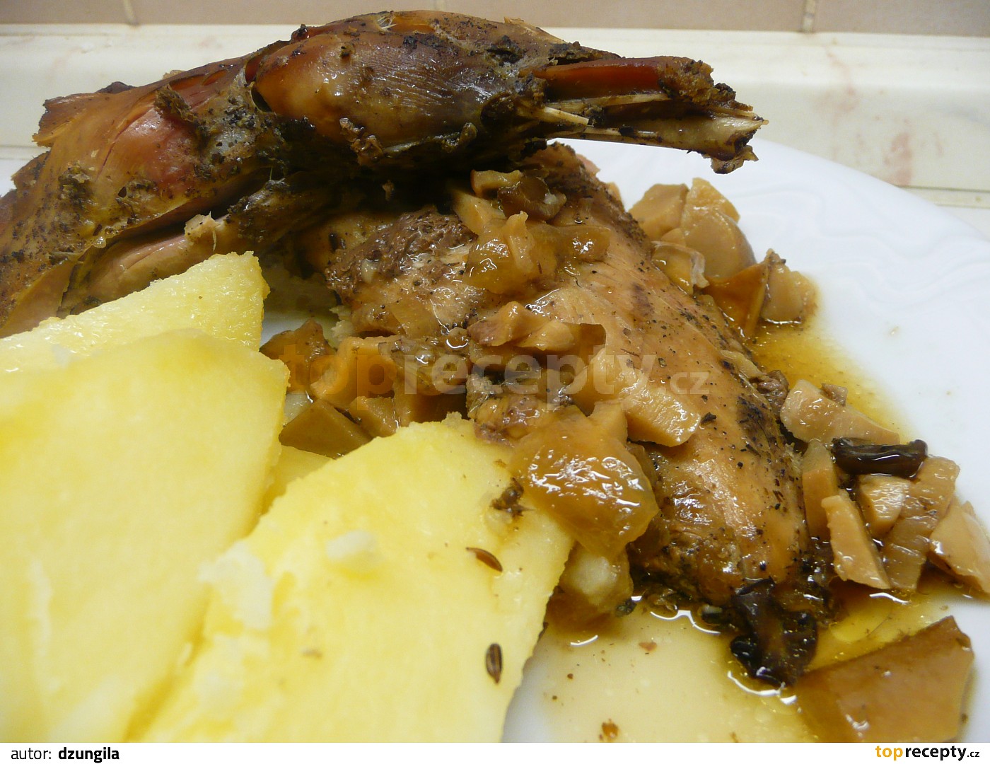 Pečený bažant na houbách recept - TopRecepty.cz