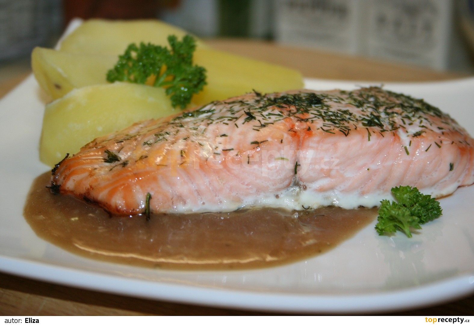 Pečený losos na kopru s medovo-hořčičnou omáčkou recept - TopRecepty.cz