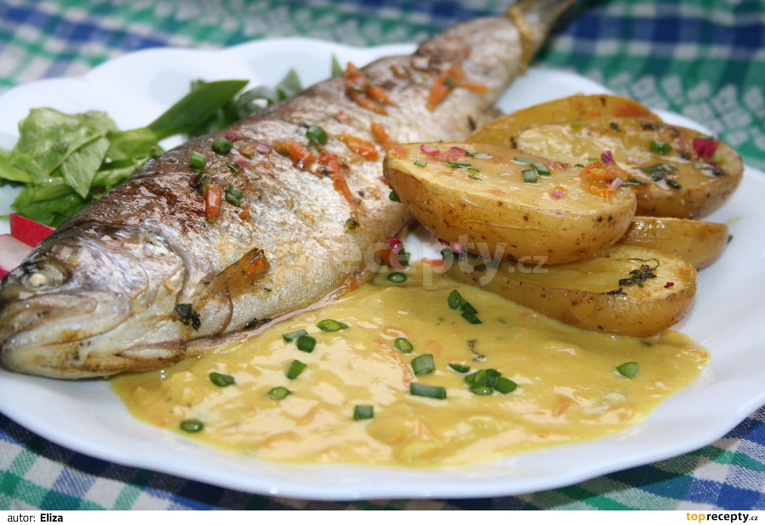 Pečený pstruh se žloutkovo-zeleninovou omáčkou recept - TopRecepty.cz