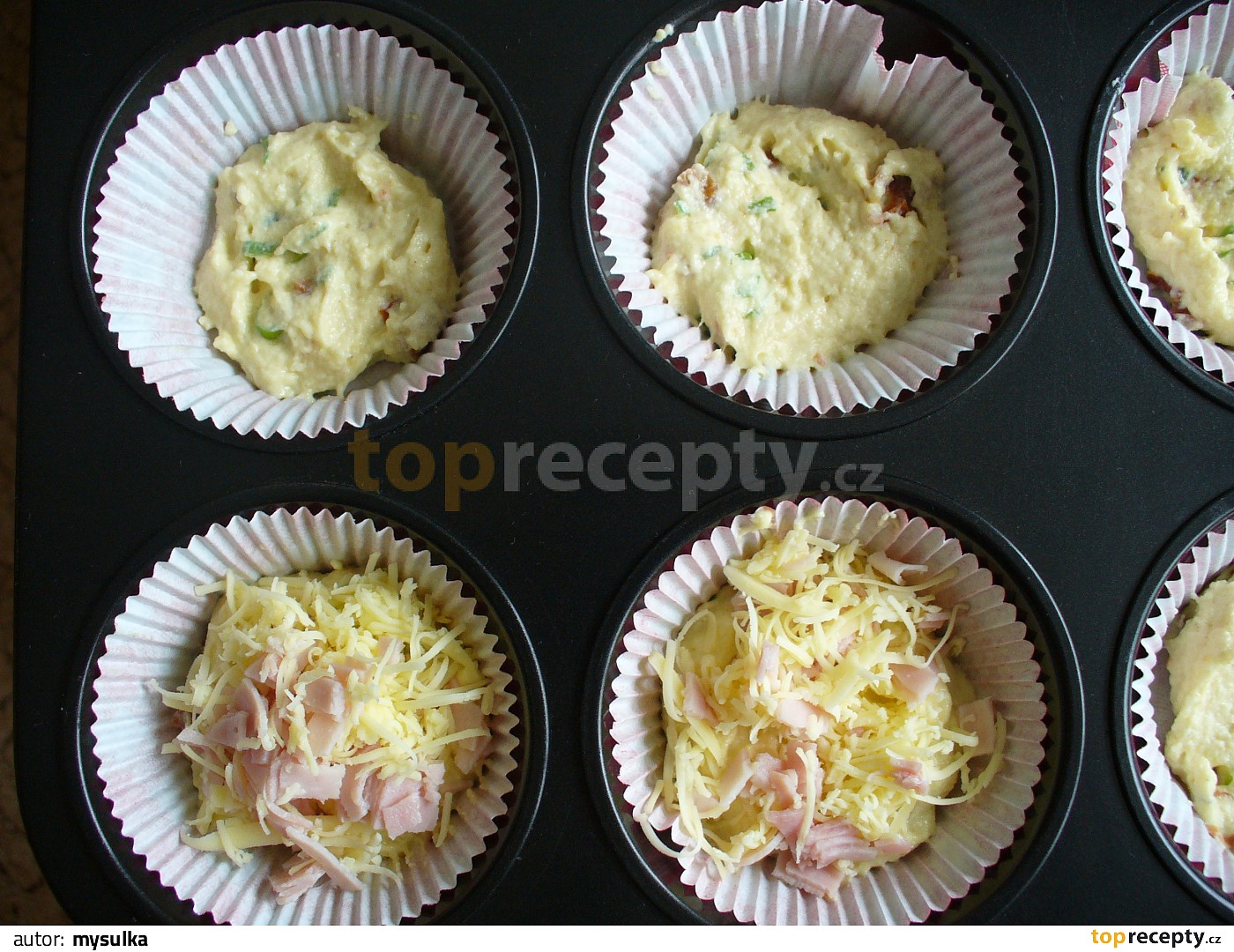 Plněné slané muffiny recept - TopRecepty.cz