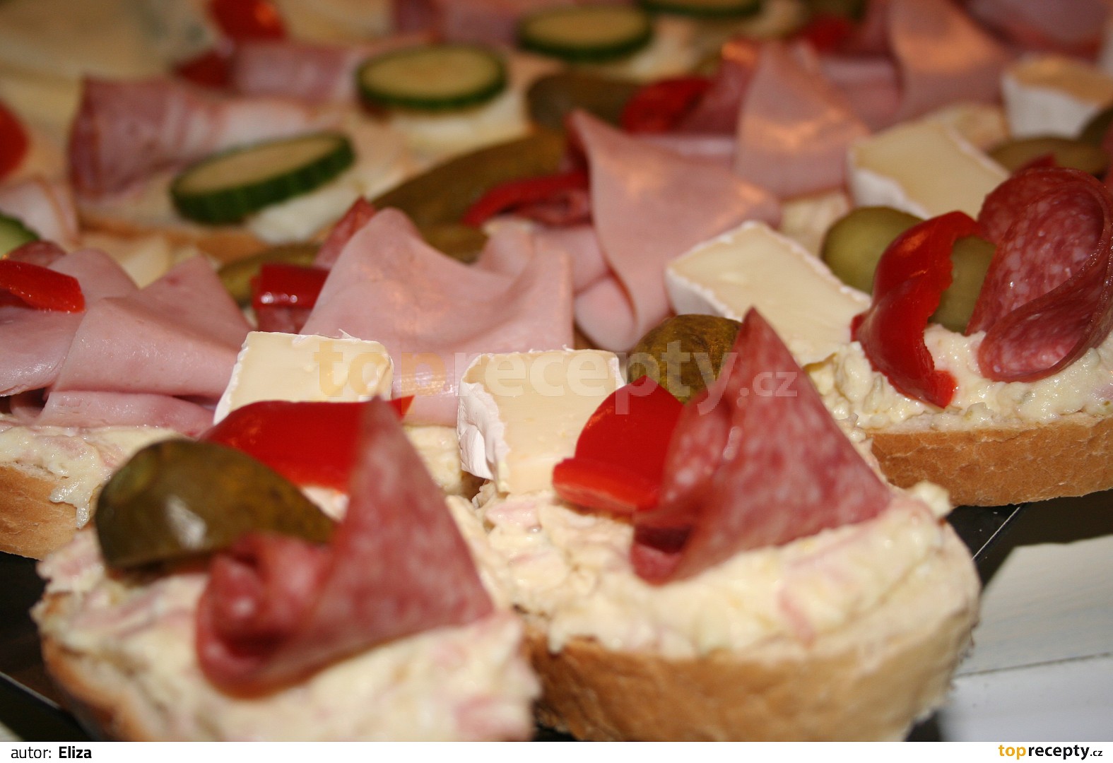 Pomazánka na obložené chlebíčky z vařených brambor recept - TopRecepty.cz