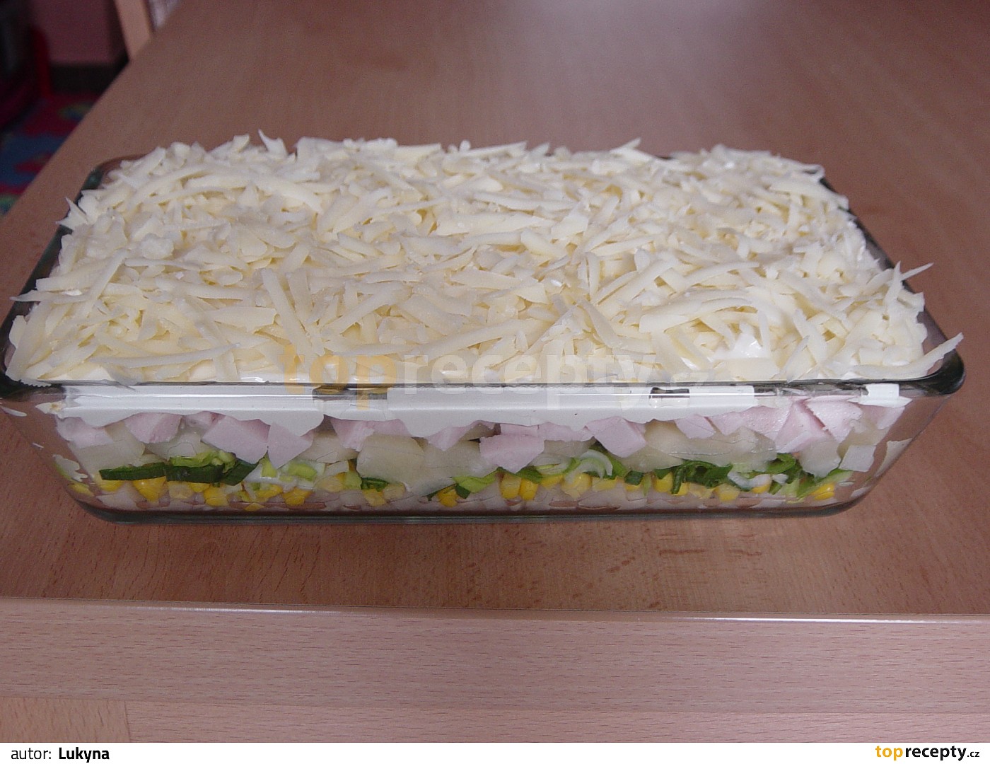 Vrstvený salát recept - TopRecepty.cz