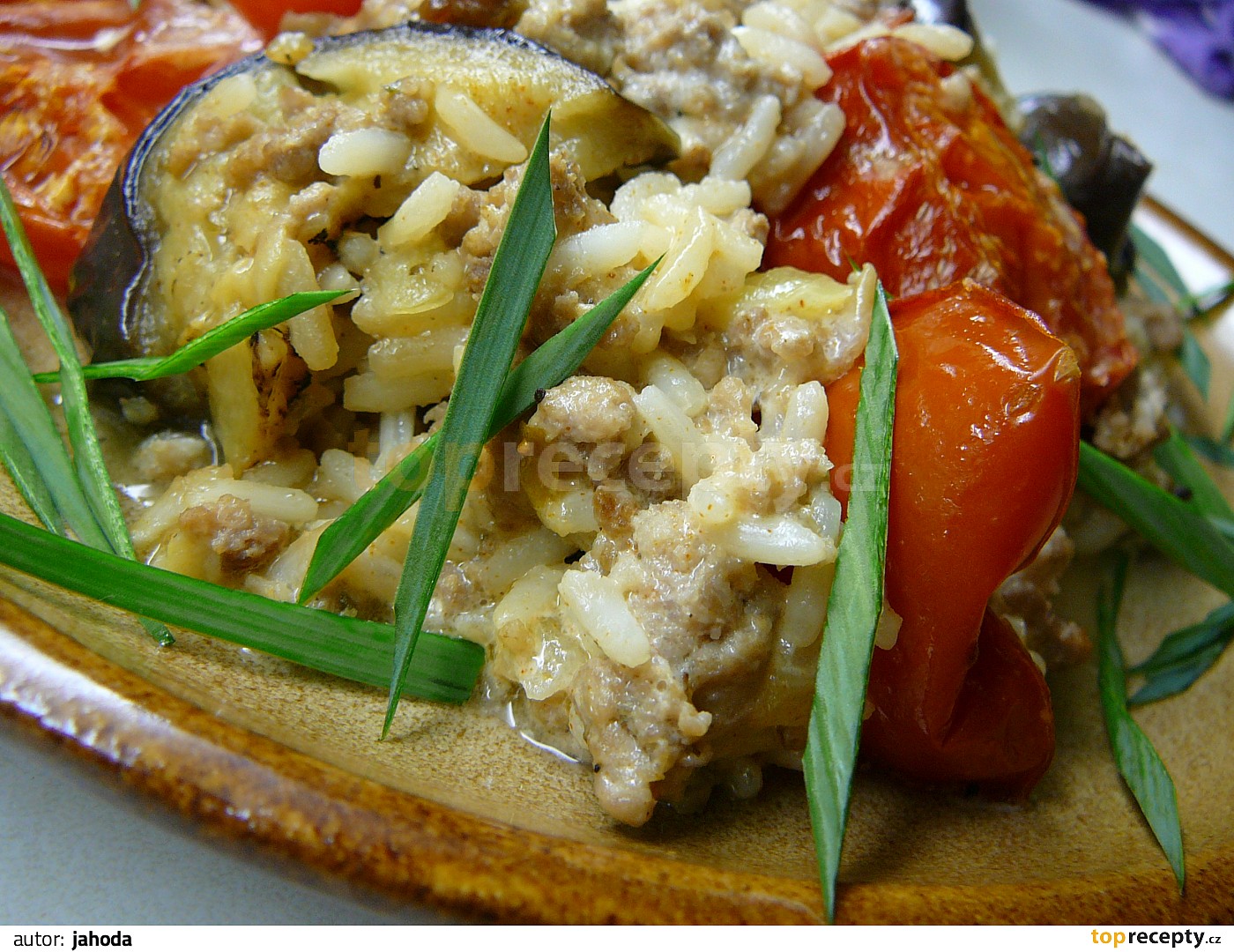 Zapečené mleté maso s rýží, lilkem a rajčaty recept - TopRecepty.cz