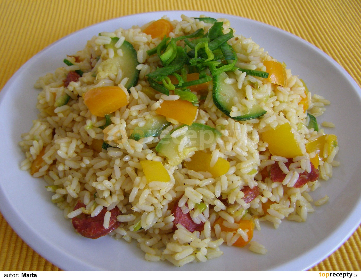 Zeleninové rizoto s klobásou recept - TopRecepty.cz