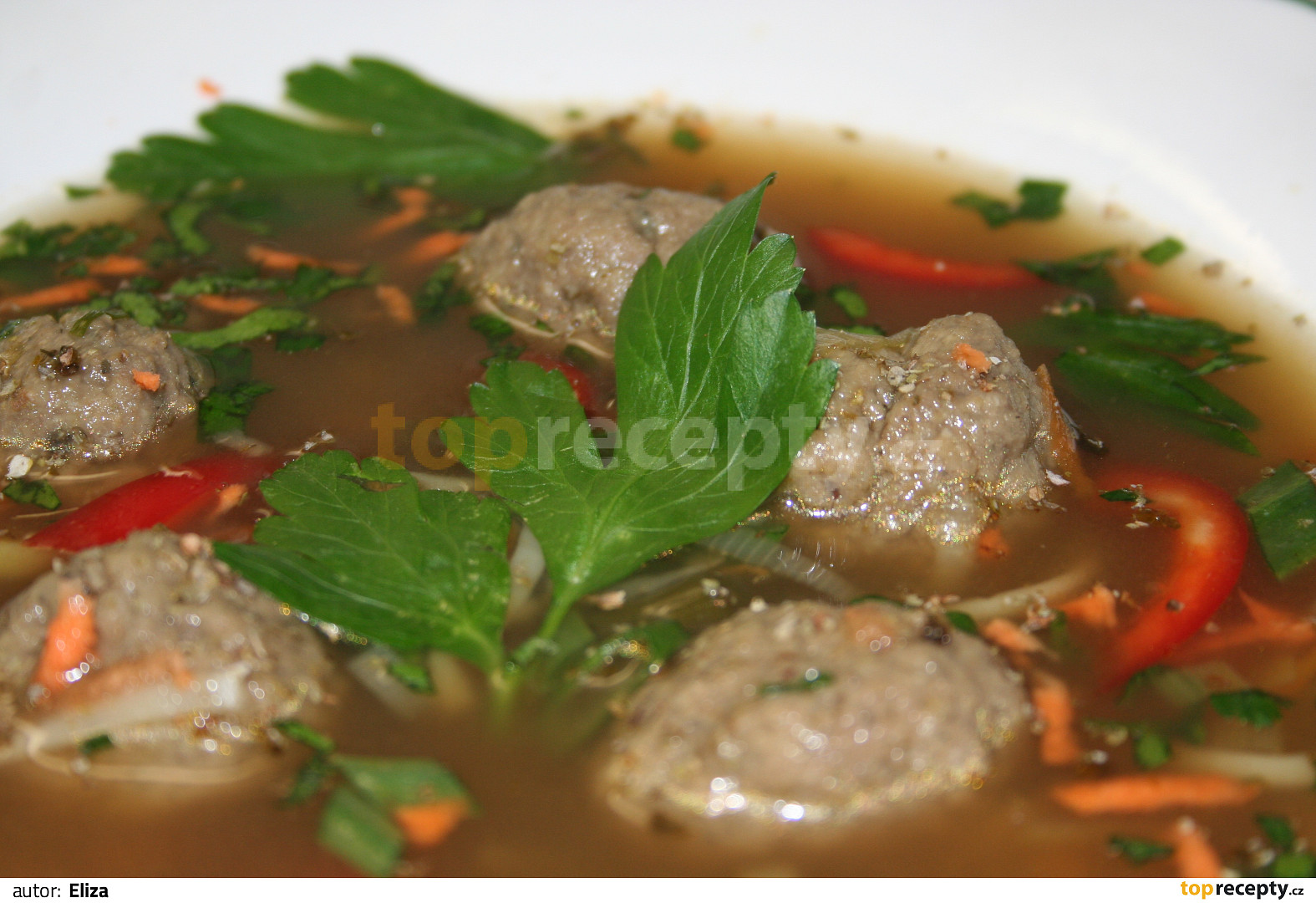 Hovězí vývar s játrovými knedlíčky recept - TopRecepty.cz