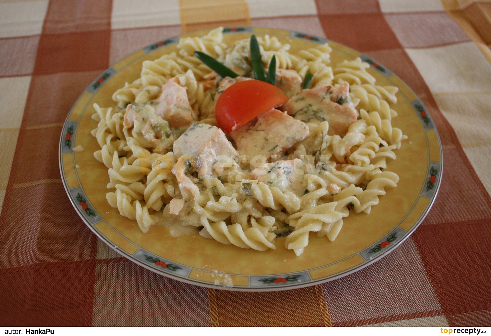 Těstoviny s lososem ve smetaně recept - TopRecepty.cz