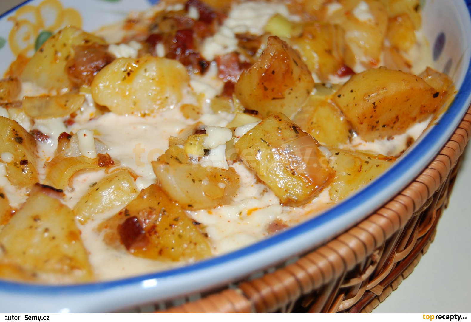 Zapečené brambory se smetanou recept - TopRecepty.cz