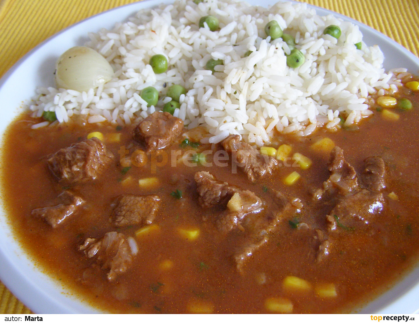 Mexický guláš s hráškovou rýží a uzeným sýrem recept - TopRecepty.cz