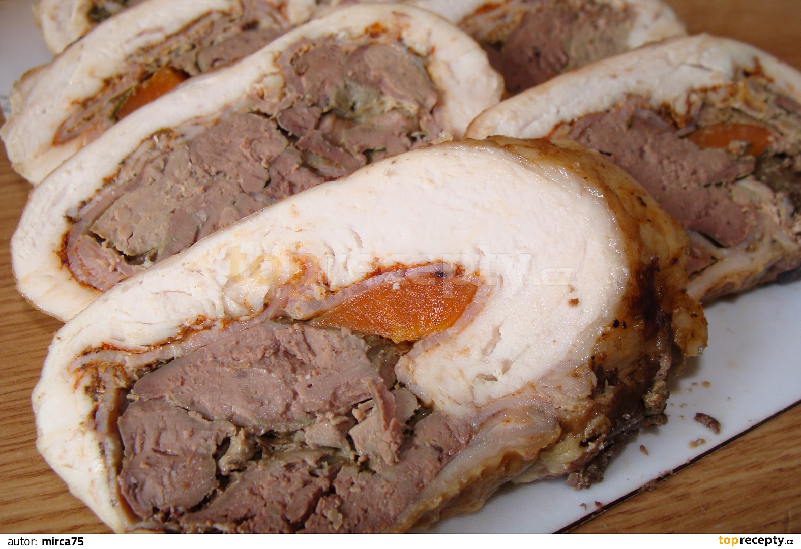 Staročeská kuřecí roláda plněná jatýrky - TopRecepty.cz