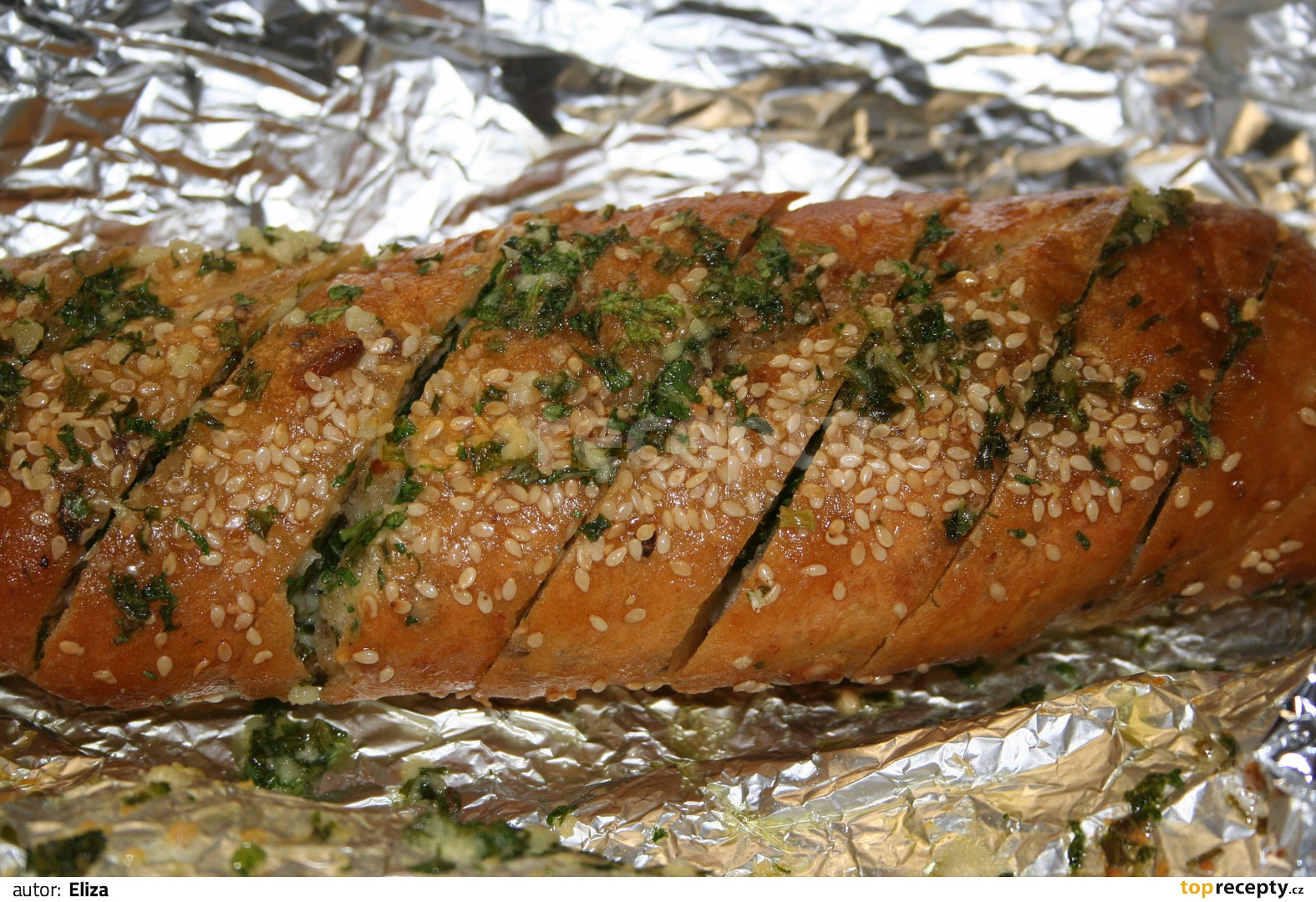 Zapečená česneková bageta recept - TopRecepty.cz