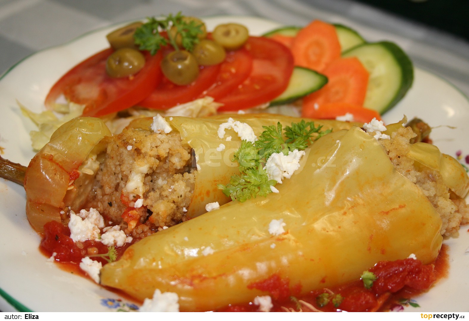 Papriky plněné kuskusem a fetou recept - TopRecepty.cz