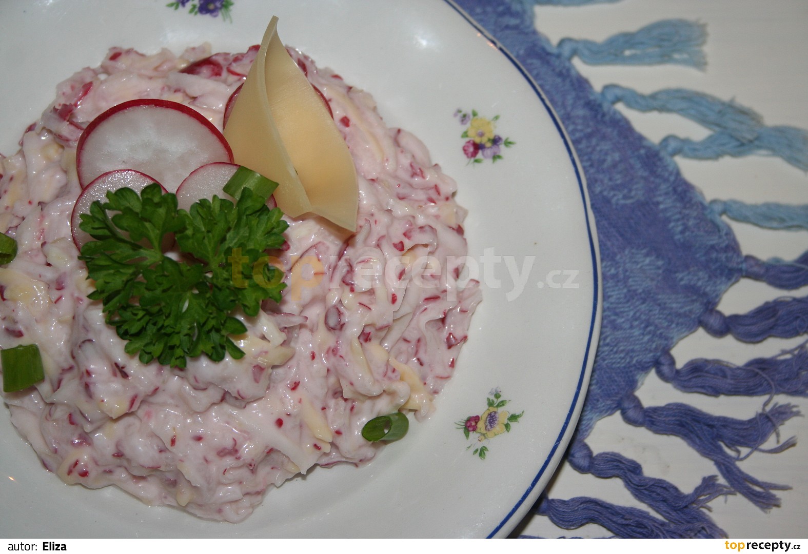Ředkvičkový salát se sýrem recept - TopRecepty.cz
