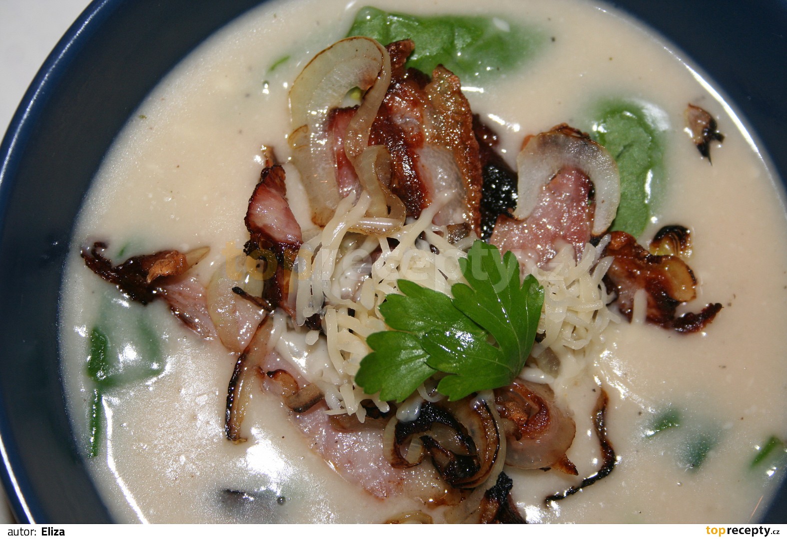 Švýcarská sýrová polévka s listovým špenátem recept - TopRecepty.cz