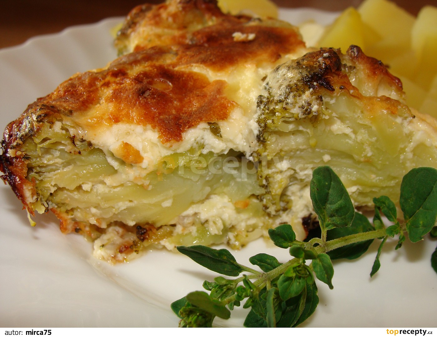 Brokolice s kuřecím pod zakysankou - TopRecepty.cz