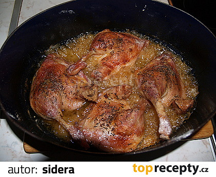 Kachní stehna na zelí recept - TopRecepty.cz