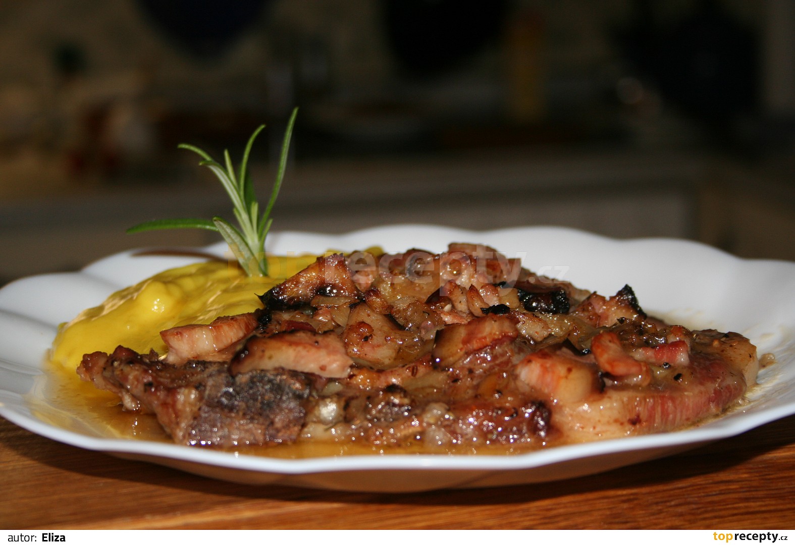 Marinovaná krkovička na rozmarýnu a s kaší s příchutí kurkumy ...