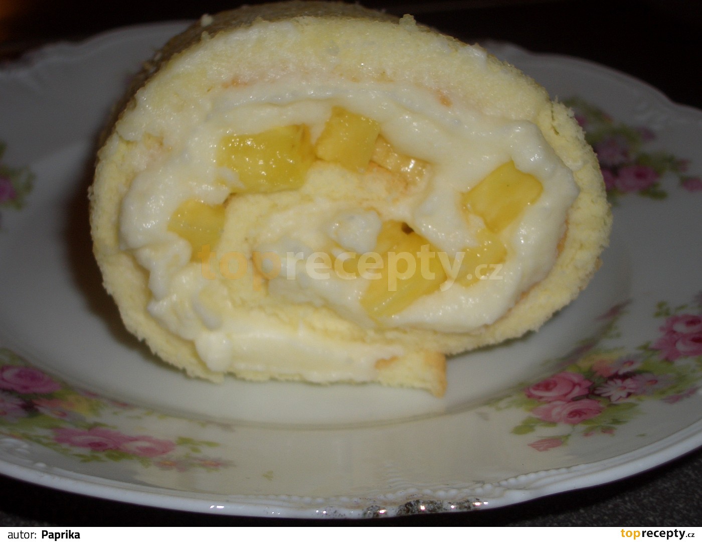 Piškotová roláda s ananasem a šlehačkou recept - TopRecepty.cz