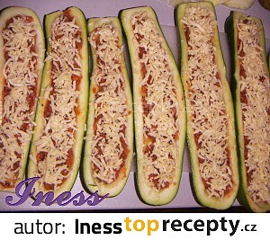 Zapečená cuketa plněná mletým masem a sýrem - TopRecepty.cz