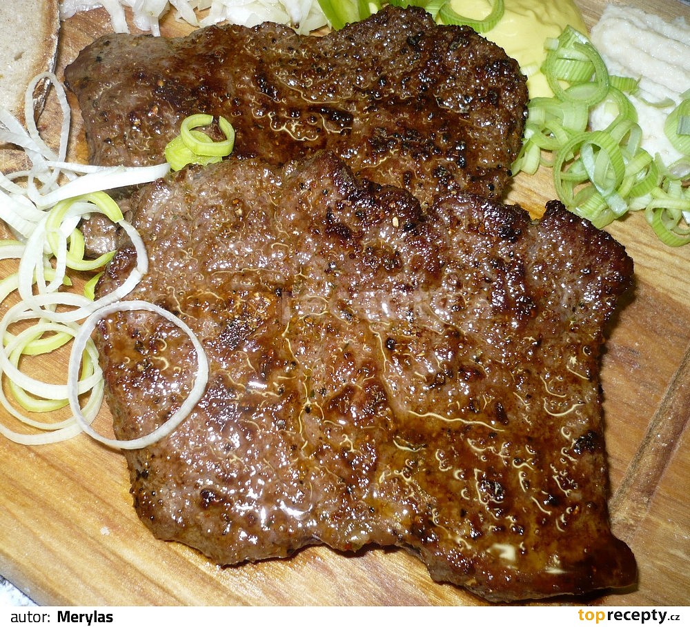 Steaky na prkýnku s oblohou recept - TopRecepty.cz