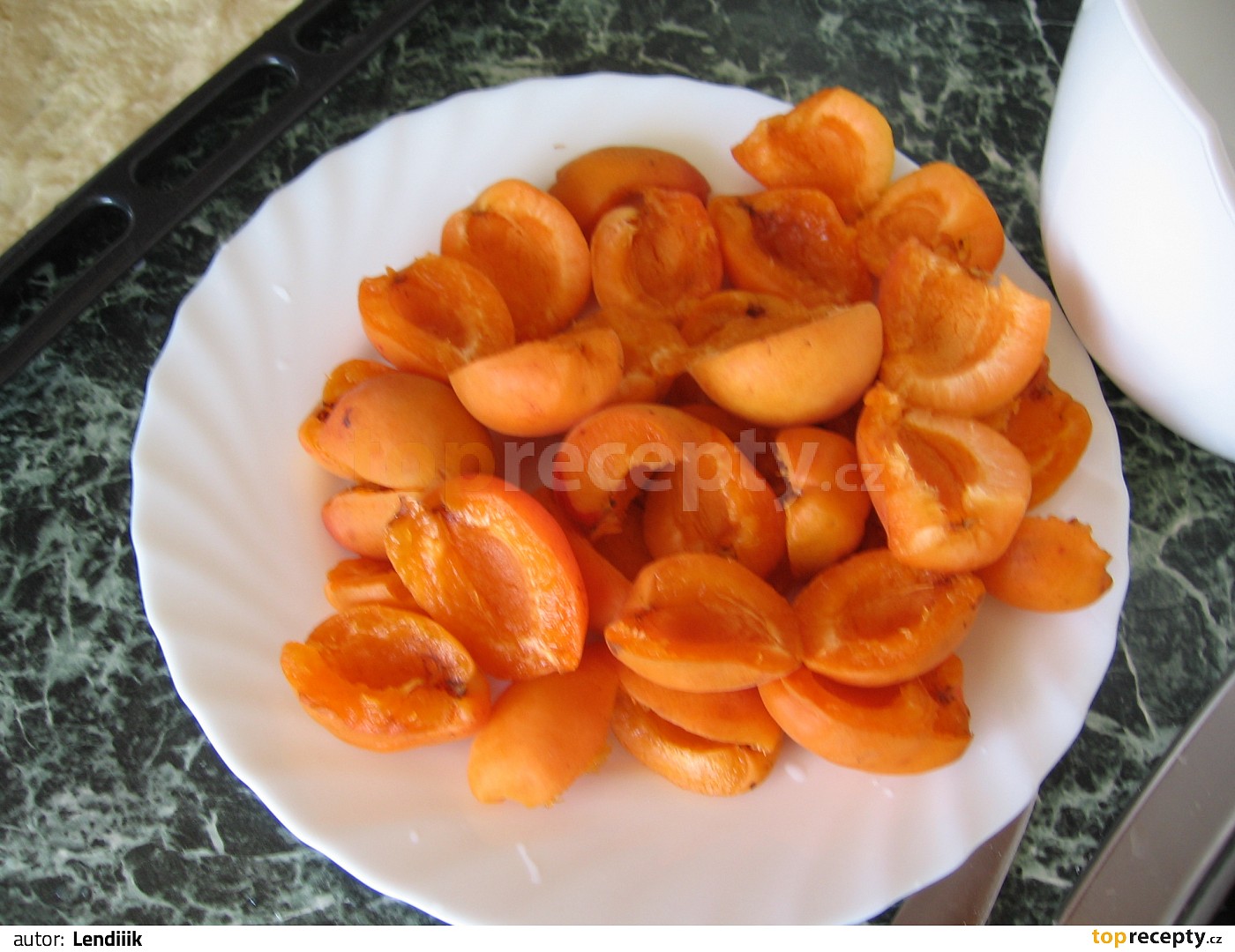 Meruňkový koláč s drobenkou recept - TopRecepty.cz