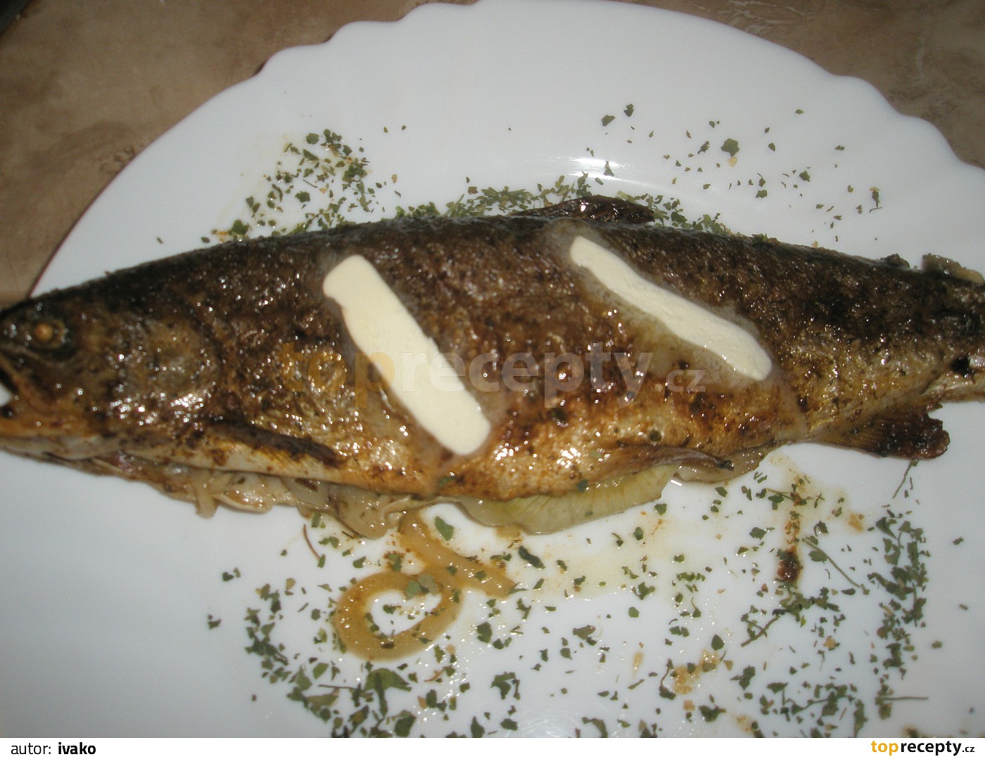 Pstruh na másle recept - TopRecepty.cz
