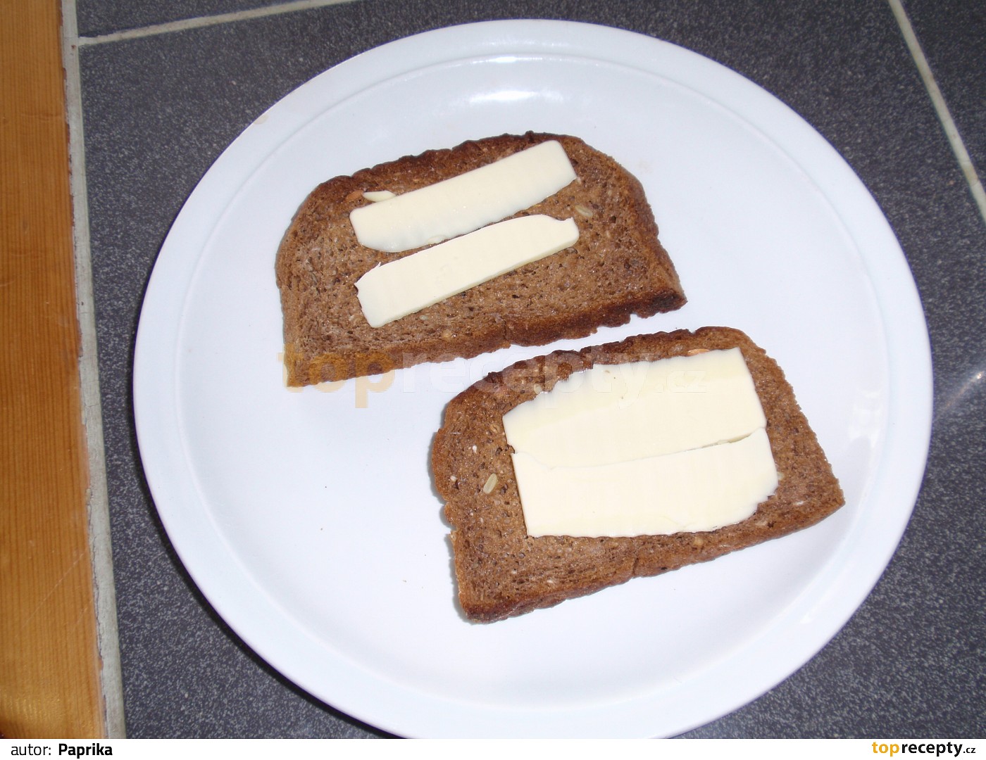 Topinky se žampiony,slaninou,kapary a olivami recept - TopRecepty.cz