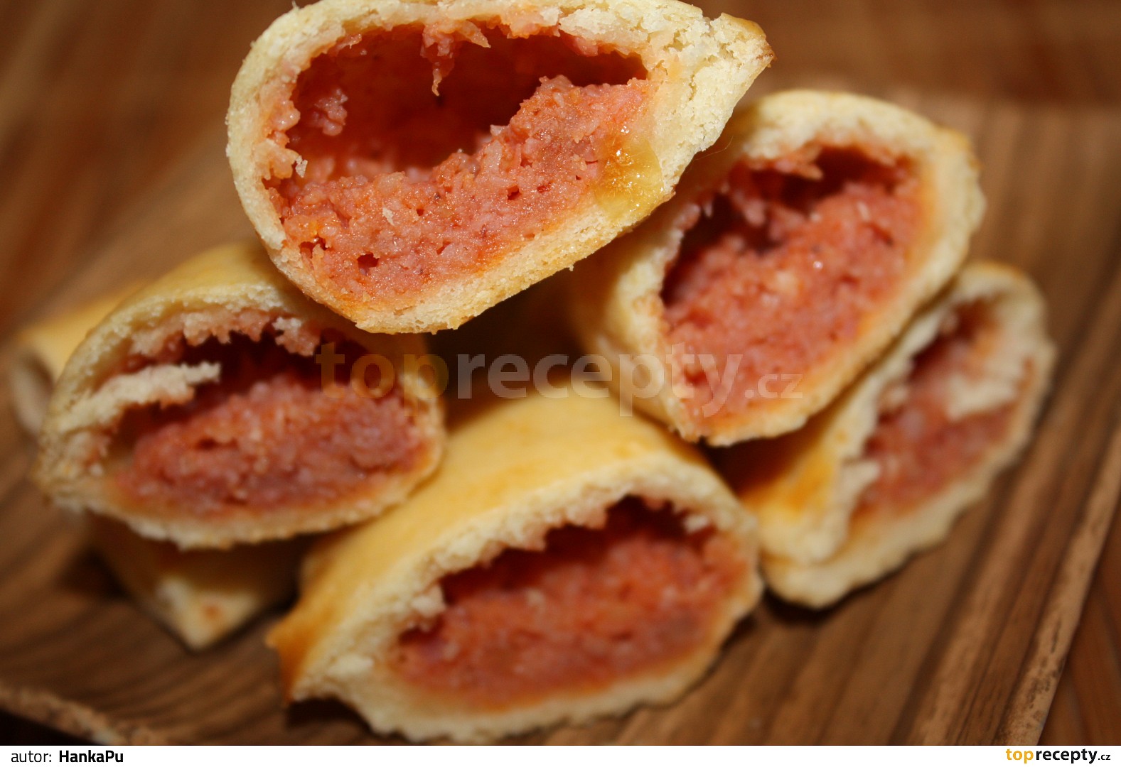 Slané tvarohové pečivo s uzeným masem recept - TopRecepty.cz