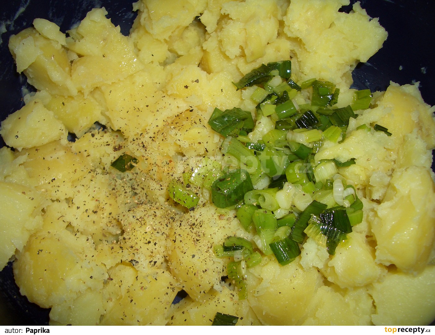 Šťouchané brambory s cibulkou recept - TopRecepty.cz