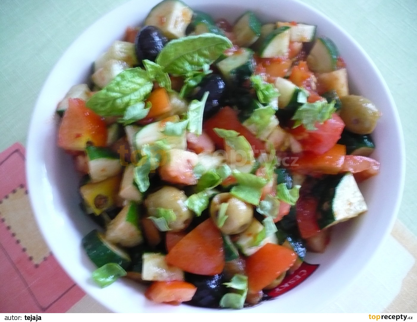 Zeleninový salát s olivami recept - TopRecepty.cz