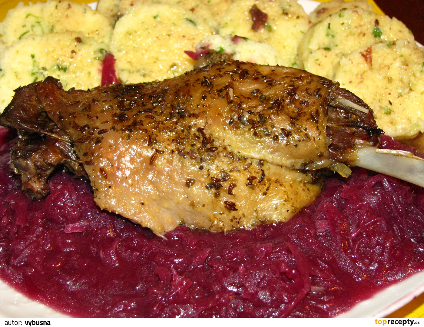 Kachna s červeným zelím a bramborovým knedlíkem recept - TopRecepty.cz