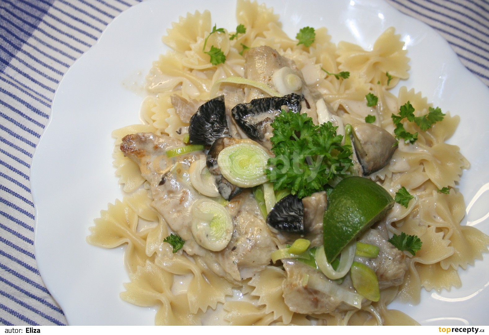 Hejk na smetaně se žampióny a pórkem recept - TopRecepty.cz