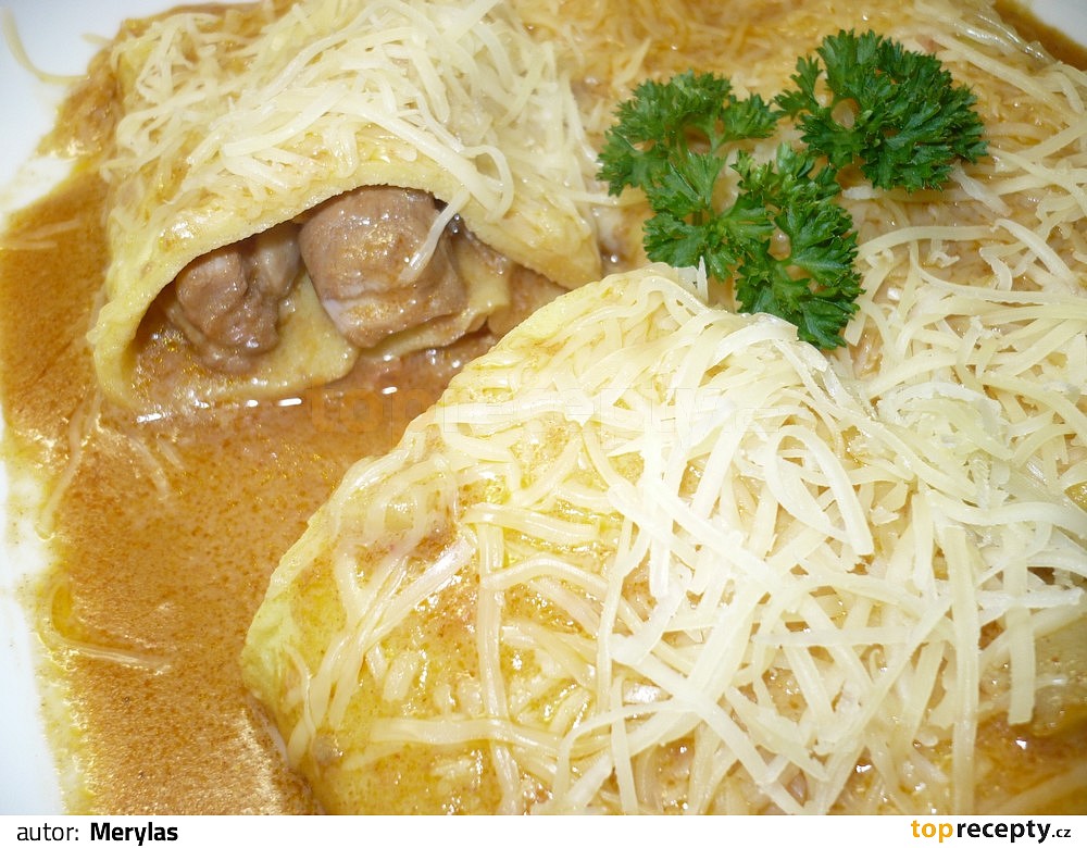 Kuřecí perkelt v palačinkách recept - TopRecepty.cz