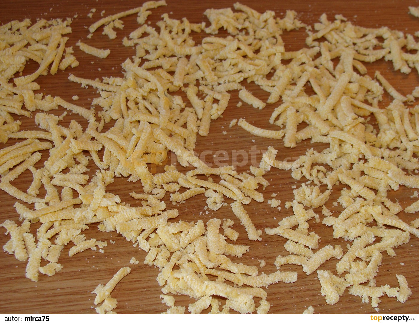 Strouhání / drobení / mrvenička - zavářka do polévky recept - TopRecepty.cz