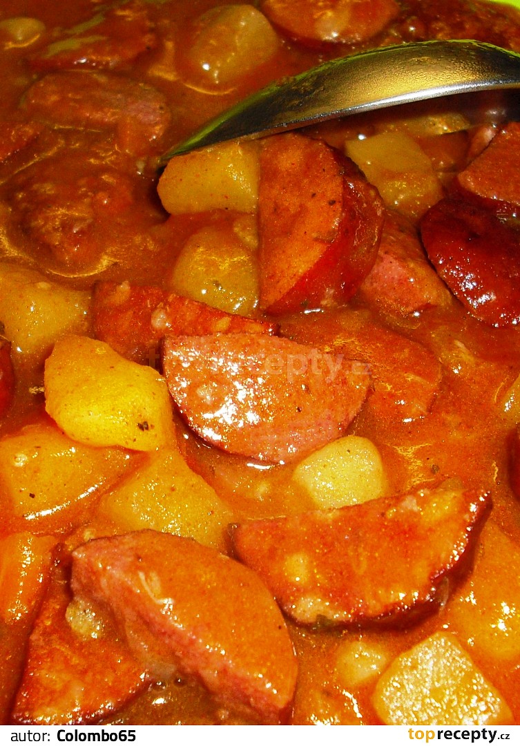 TRIO-buřt-brambor guláš recept - TopRecepty.cz