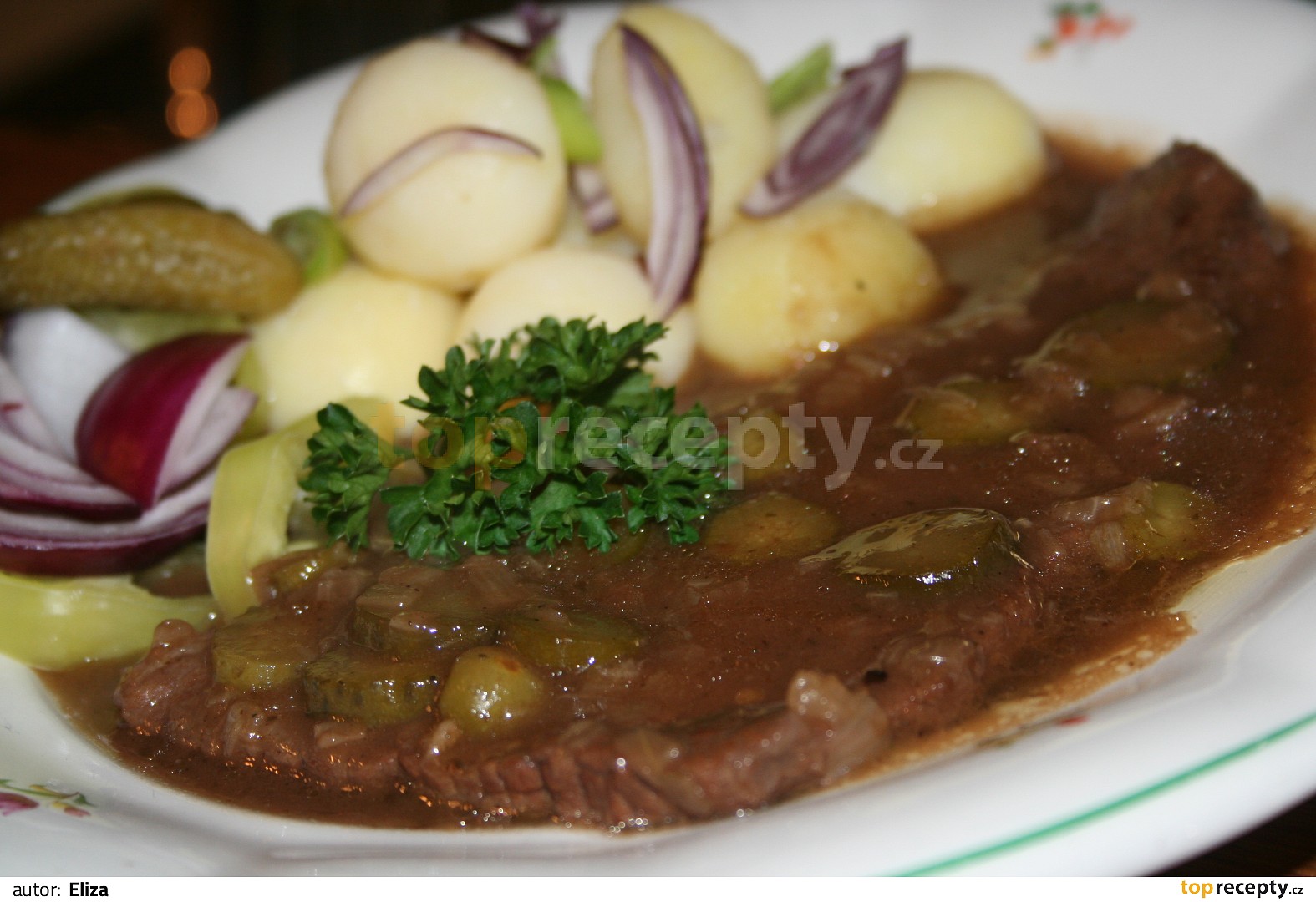 Hovězí plátky na červeném víně recept - TopRecepty.cz