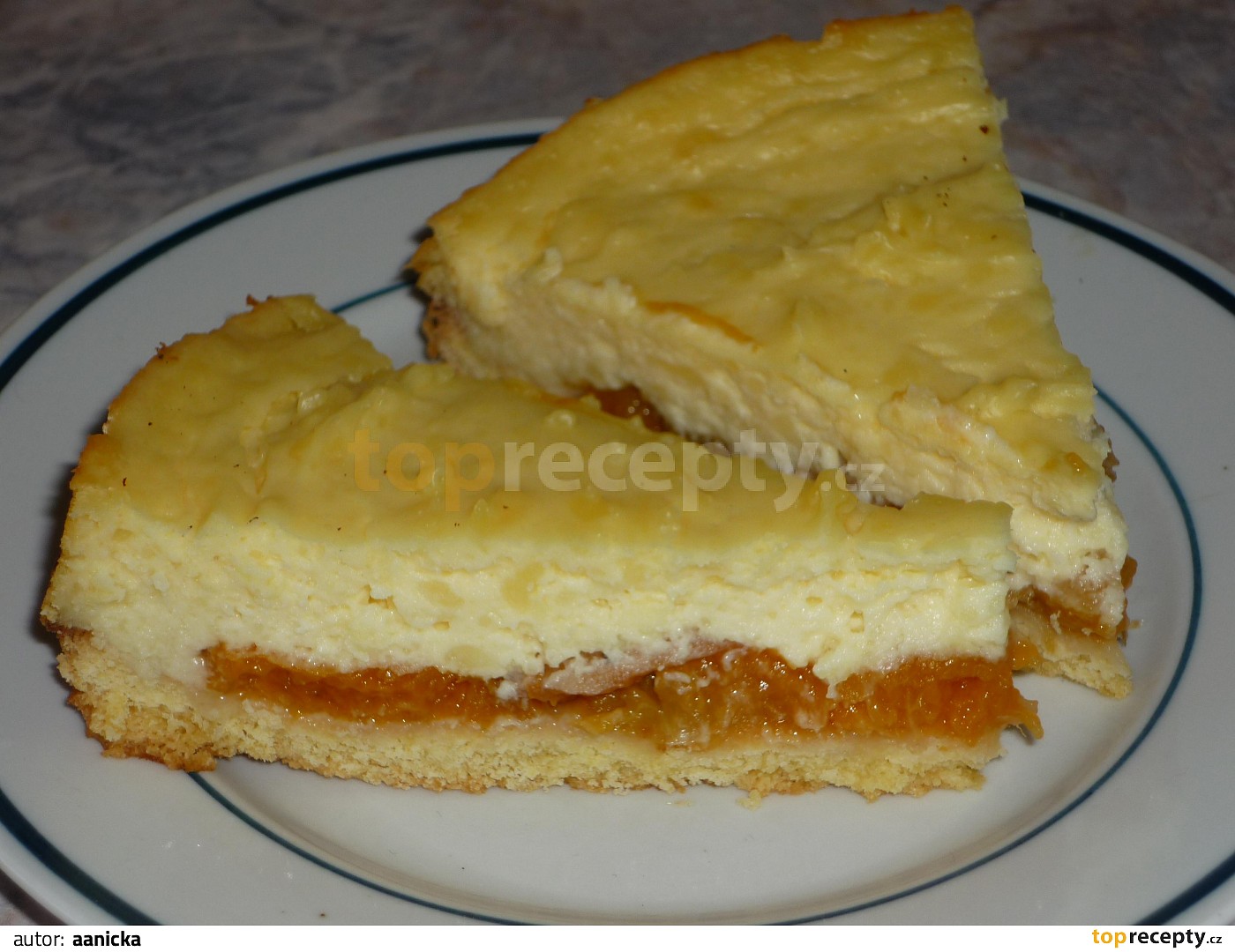 Meruňkový koláč s pudingem a zakysanou smetanou recept - TopRecepty.cz