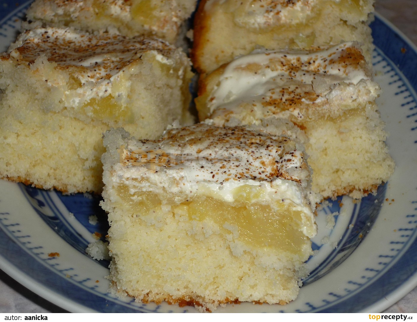 Buchta se zakysanou smetanou - TopRecepty.cz