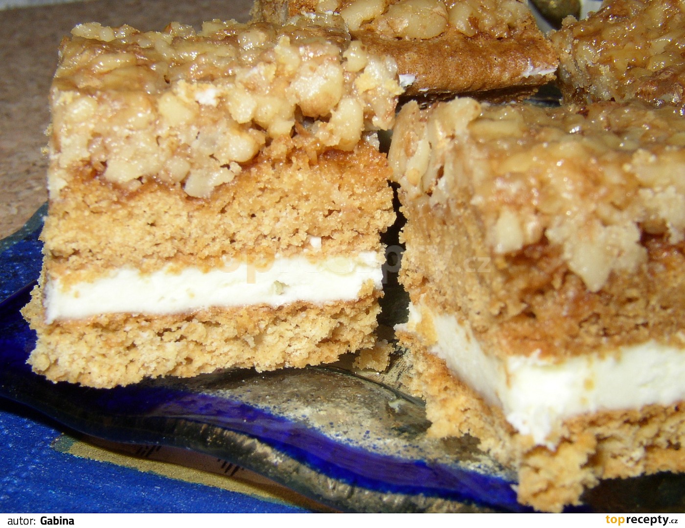 Medové řezy s ořechy recept - TopRecepty.cz