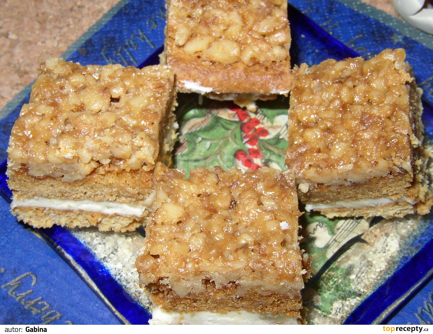 Medové řezy s ořechy recept - TopRecepty.cz