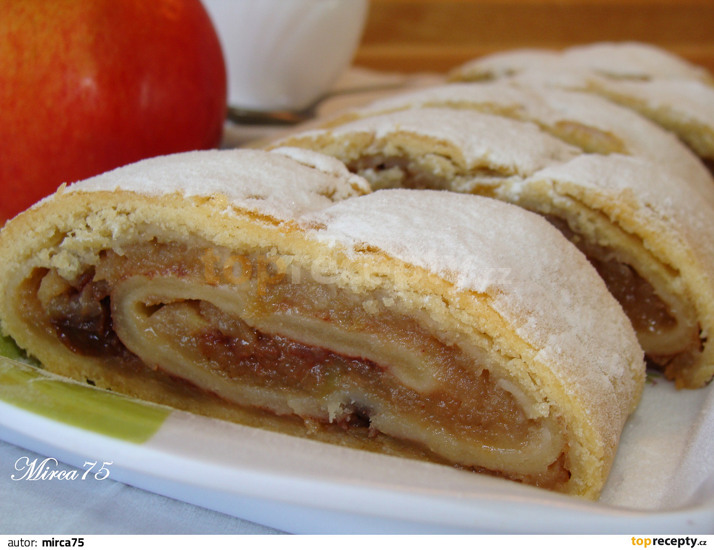 Křehký jablečný závin recept - TopRecepty.cz